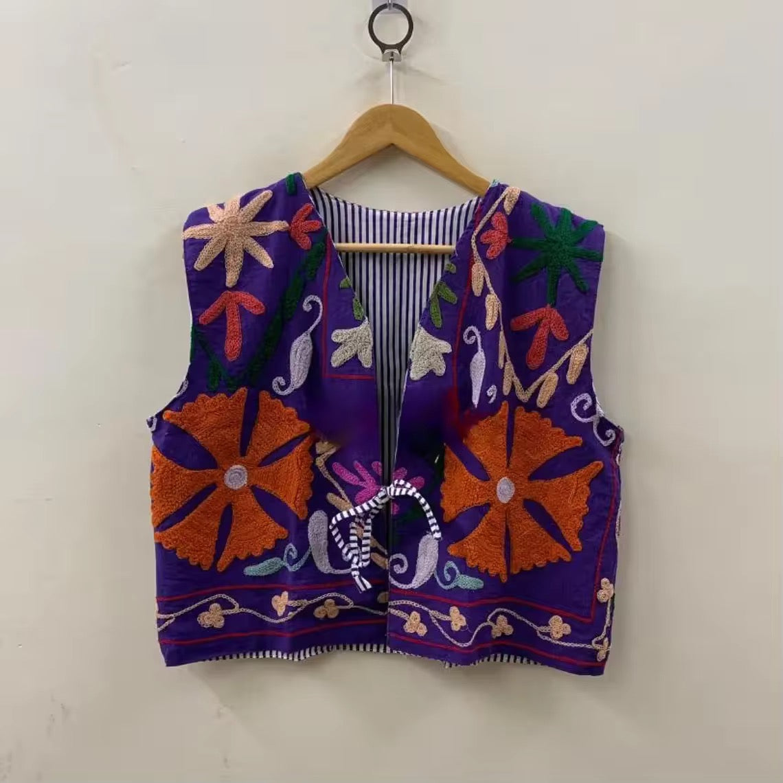 Chaleco terciopelo con bordados morado – Javiera's Project